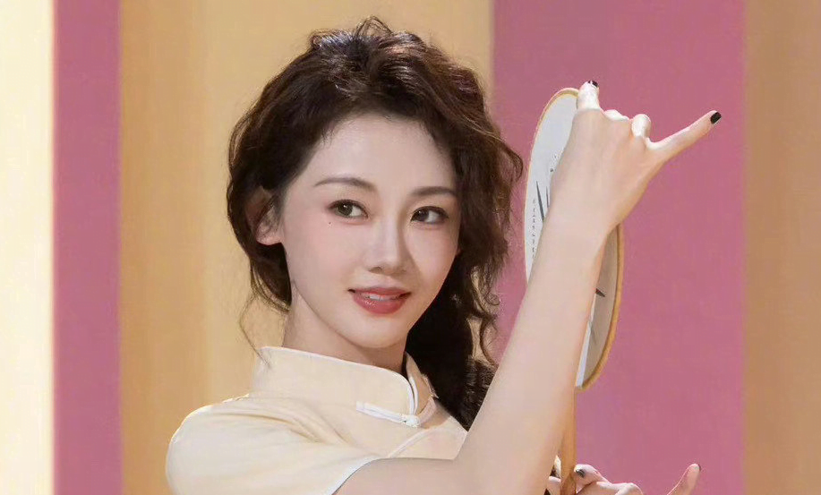 The Enchanting Beauty of Miao Miao: A Dance of Grace and Elegance ...